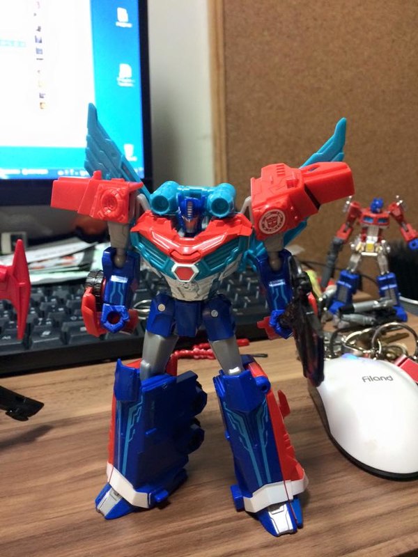 Robots in Disguise In Hand Pictures of Warrior Class Windblade And ...