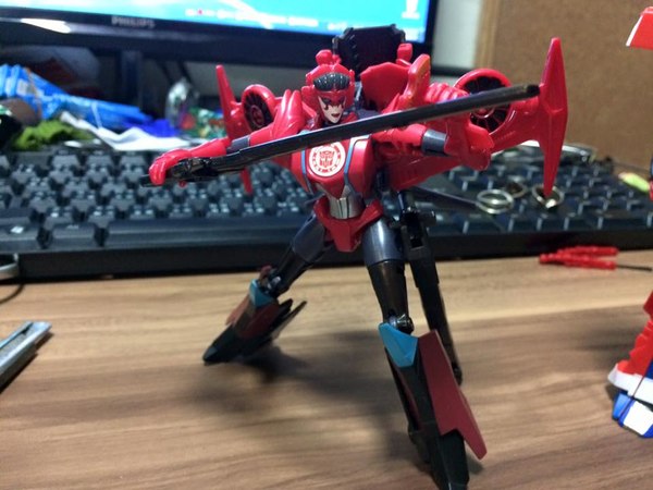Robots in Disguise In Hand Pictures of Warrior Class Windblade And ...